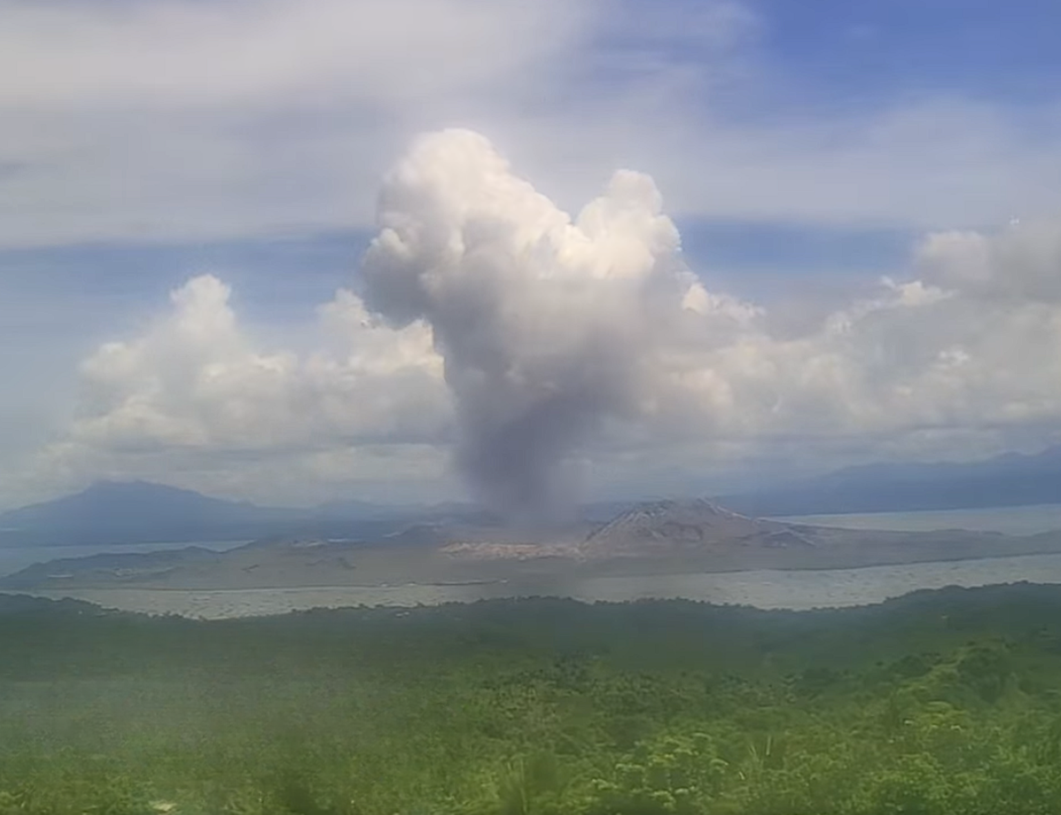 Bulkang Taal, muling nakaranas ng 'phreatomagmatic eruption' - IBCTV 13