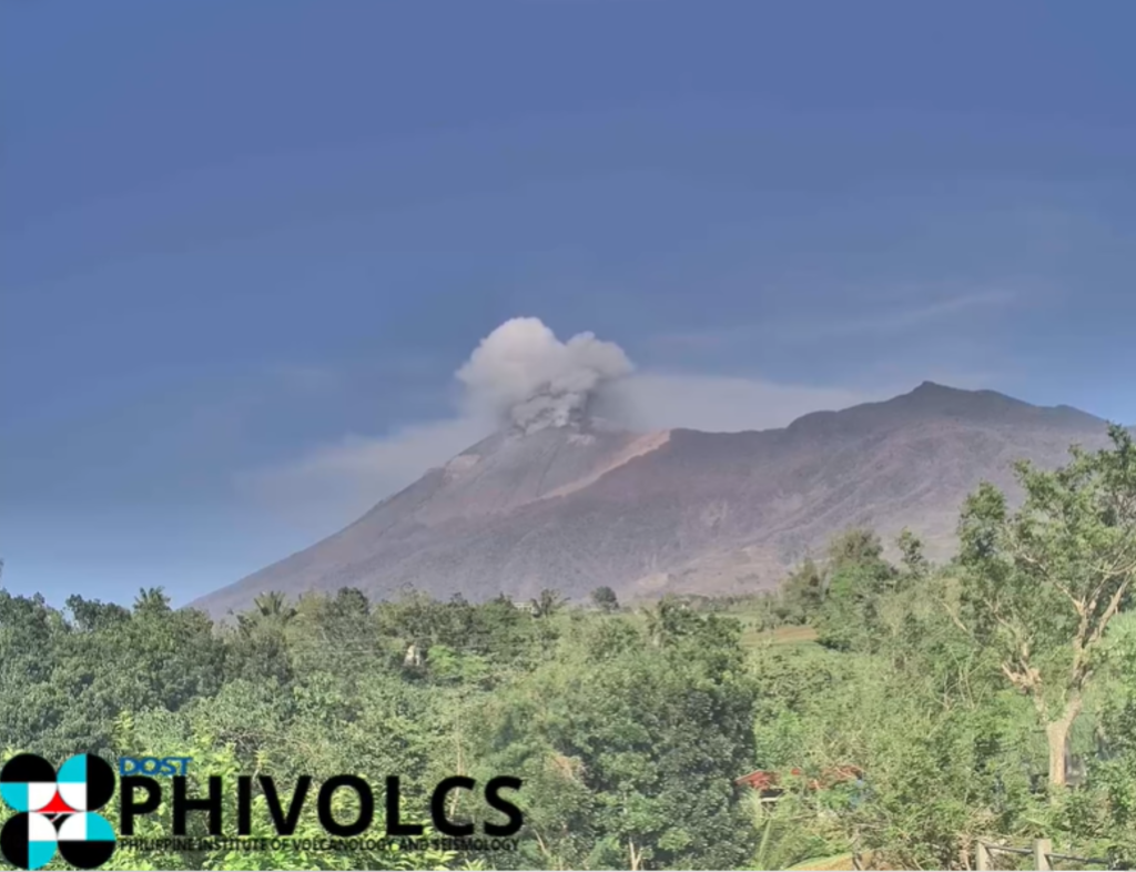 Bulkang Kanlaon, niyanig ng 84 volcanic earthquakes, nagbuga ng abo - IBCTV 13