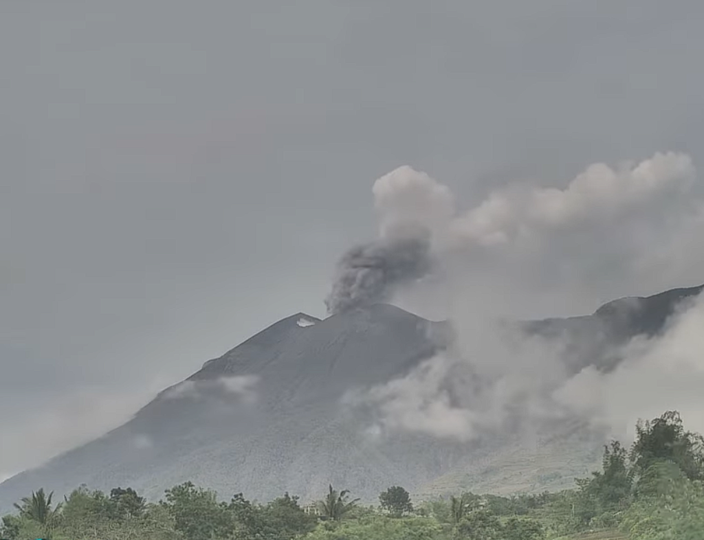 Kanlaon Volcano, muling nagbuga ng abo - PHIVOLCS - IBCTV 13