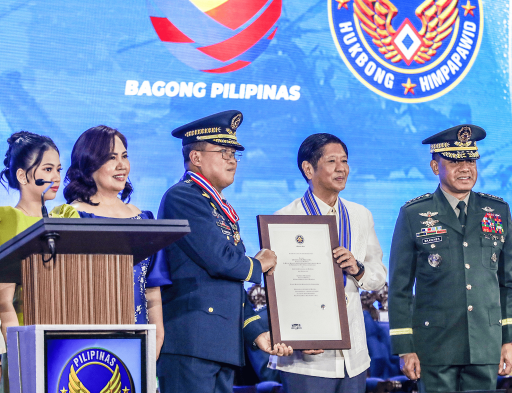 Outgoing PAF Chief, pinarangalan ni PBBM - IBCTV 13